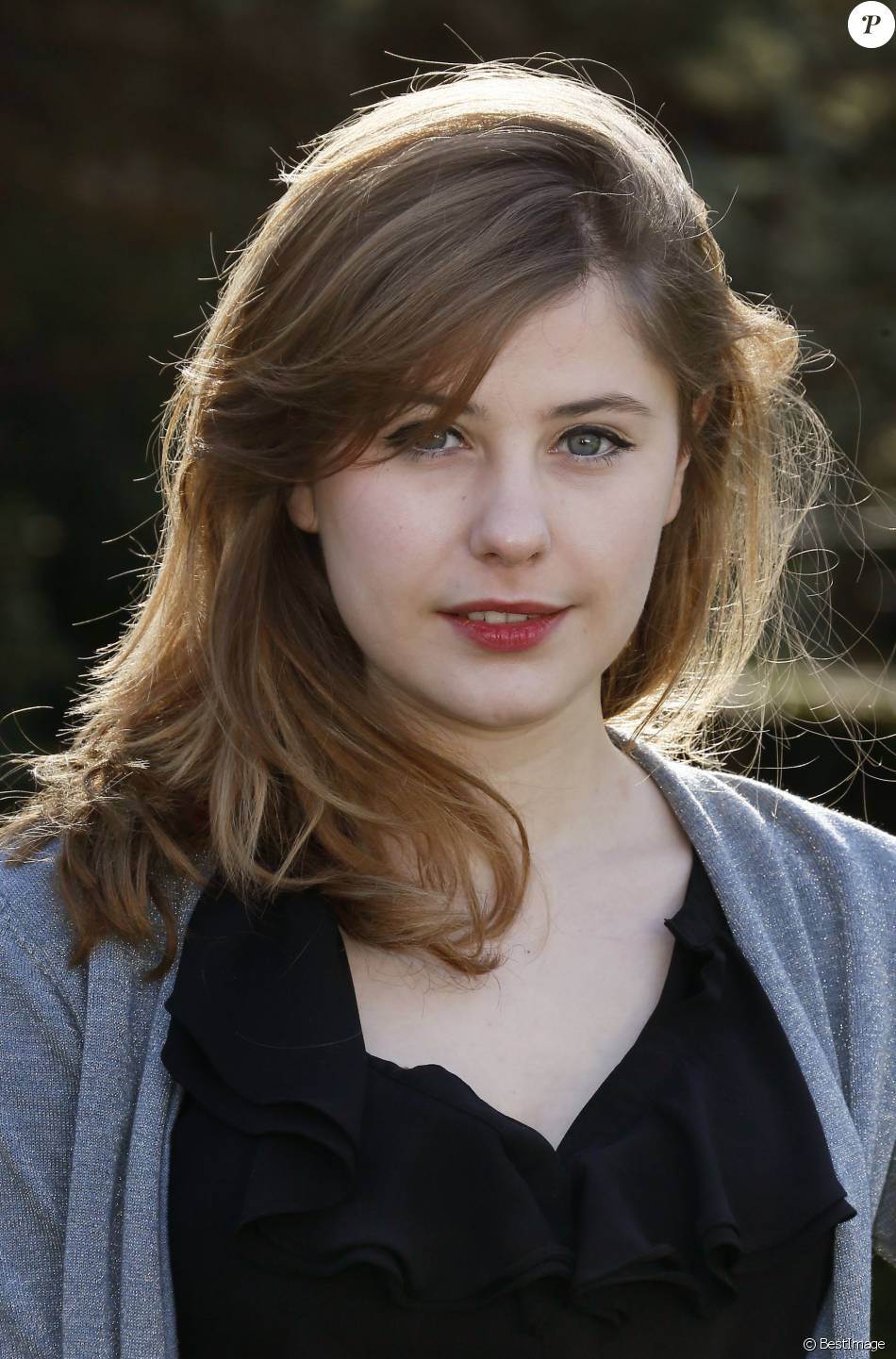 L'actrice Roxane Bret pour le téléfilm Elles, les filles du Plessis ...