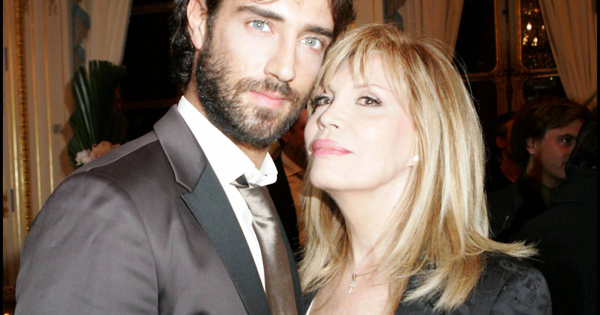 Amanda Lear et Manuel Casella au ministère de la Culture, à Paris, le ...