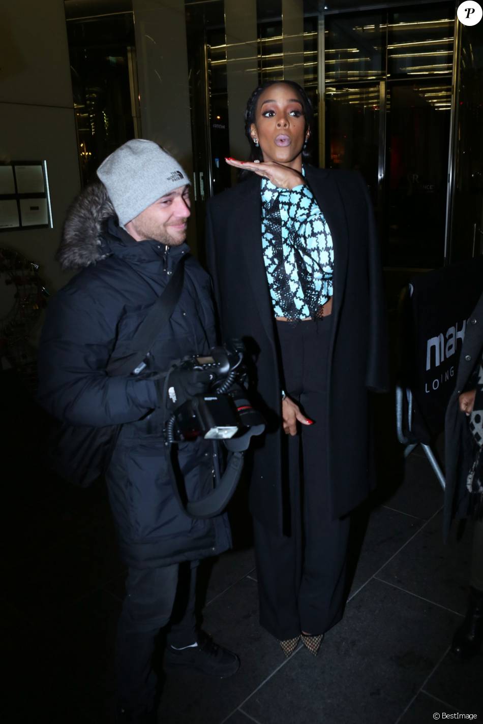 Kelly Rowland arrive à la Salle Wagram pour assister au défilé Emmanuel ...