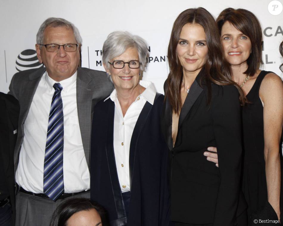 Katie Holmes en présence de ses parents Martin Holmes et Kathleen ...