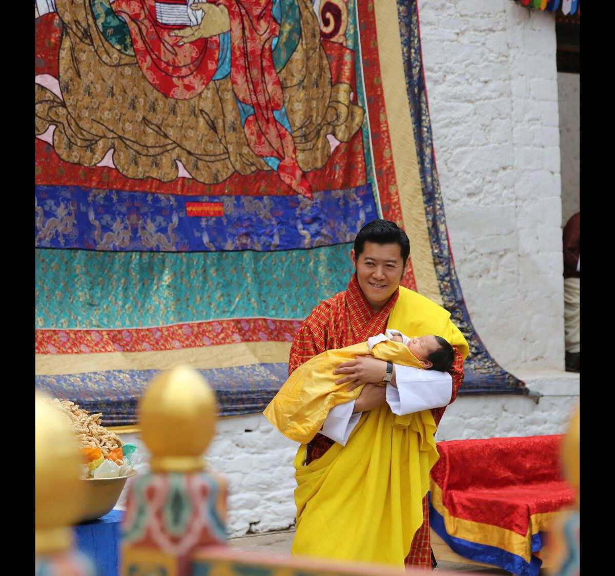 Photo : Le roi Jigme Khesar Namgyel Wangchuck avec son fils le Gyalsey ...