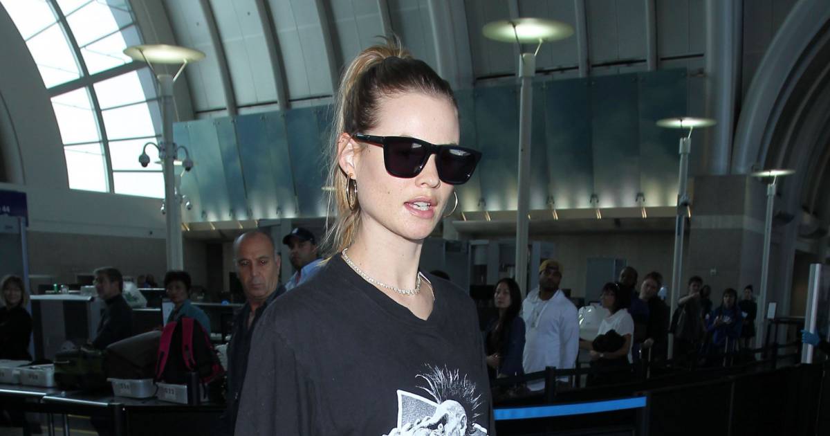 Behati Prinsloo arrive à l'aéroport de Los Angeles, le 19 février 2016 ...