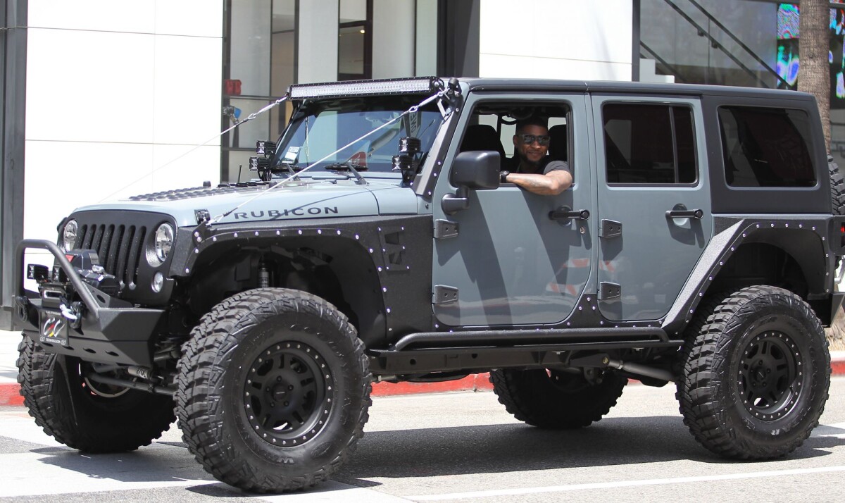 Photo : Usher en voiture à Beverly Hills. Le 27 avril 2016. - Purepeople