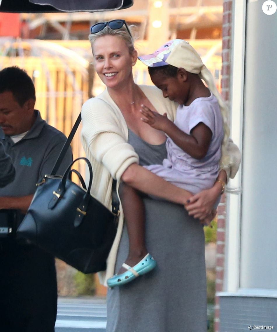 Exclusif - Charlize Theron avec ses enfants Jackson et August, le 5 ...