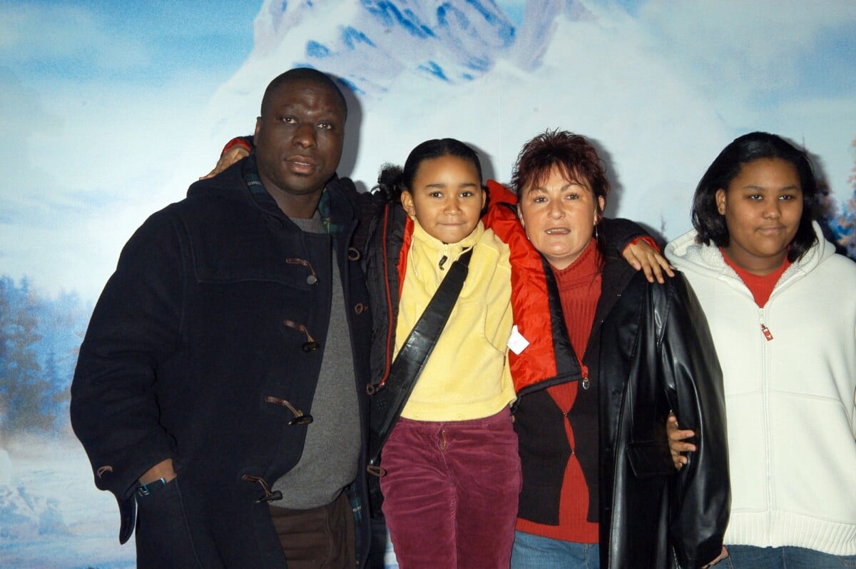 Photo : Mouss Diouf, son ex-compagne et leurs enfants en 2005. - Purepeople