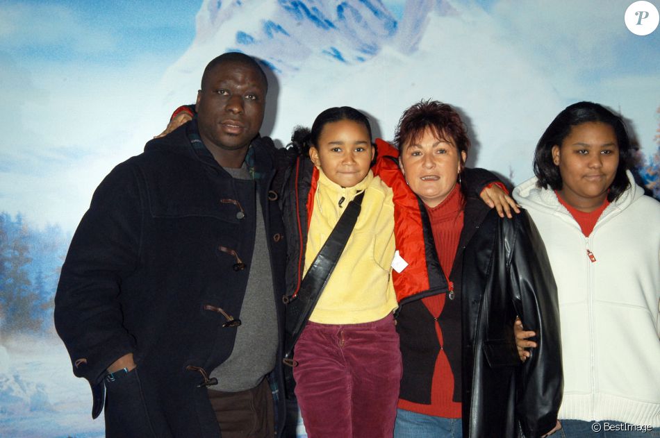 Mouss Diouf, son ex-compagne et leurs enfants en 2005. - Purepeople
