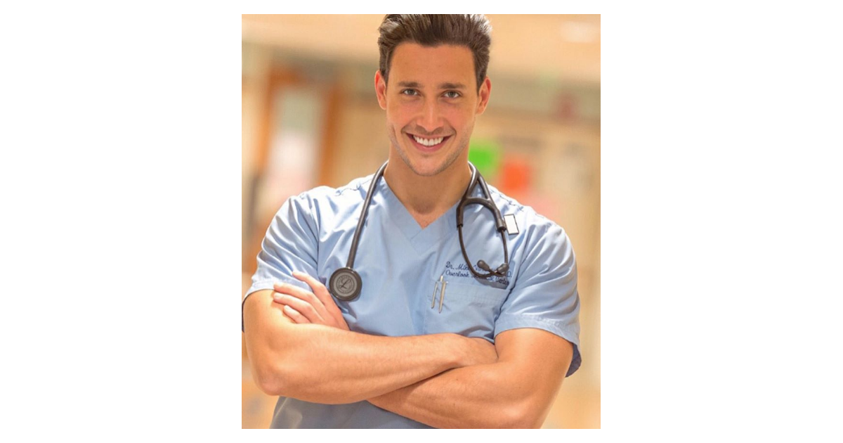 Mikhail Varshavski Le Docteur Le Plus Sexy Du Monde Enflamme La Toile