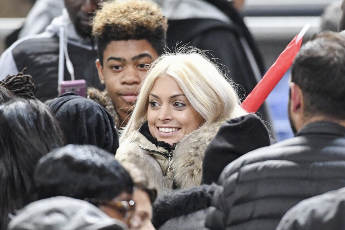 Photo : Mélanie la compagne d'Anthony Martial au match de qualification ...