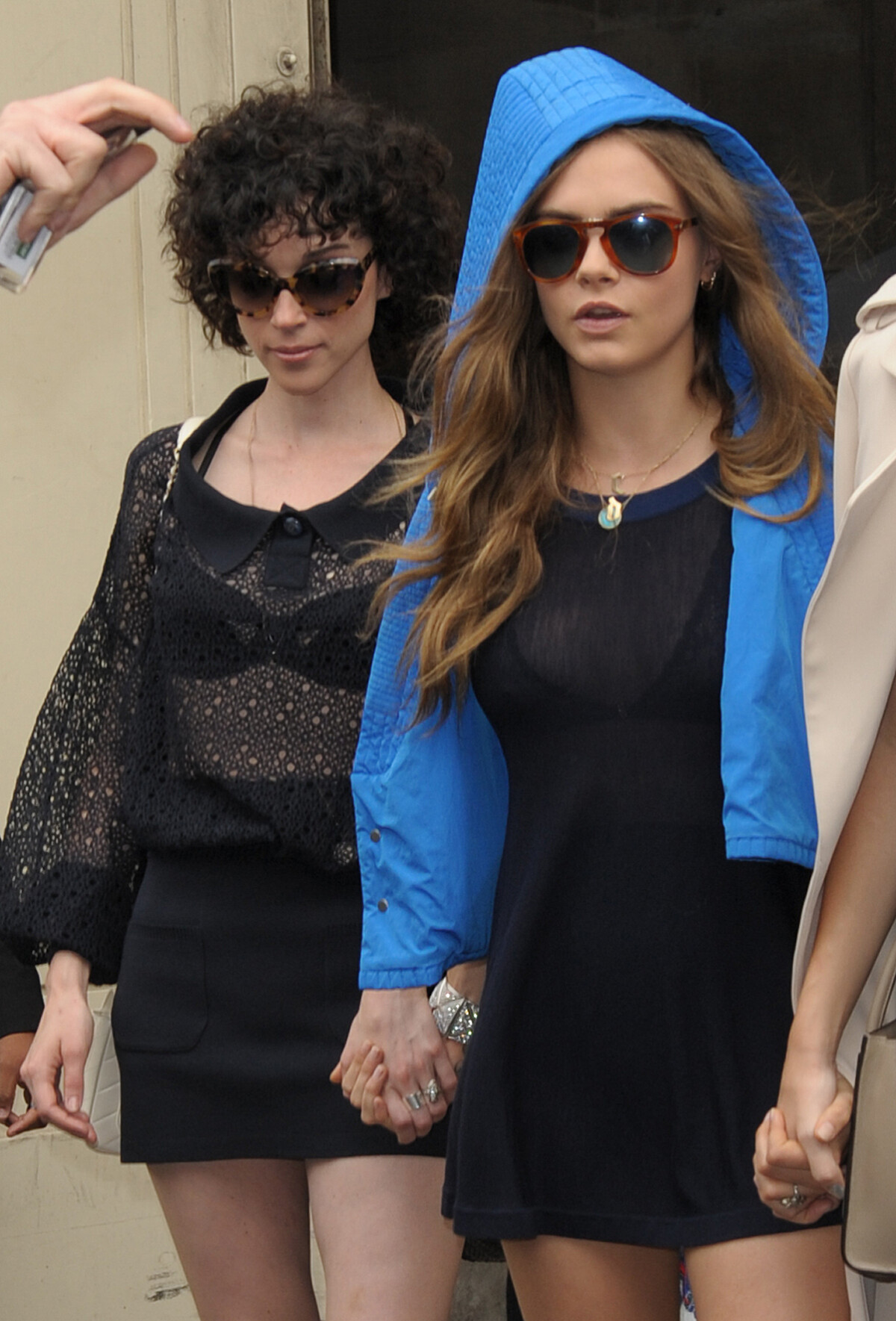 Photo : Annie Clark (St Vincent) et Cara Delevingne - Sorties du défilé ...