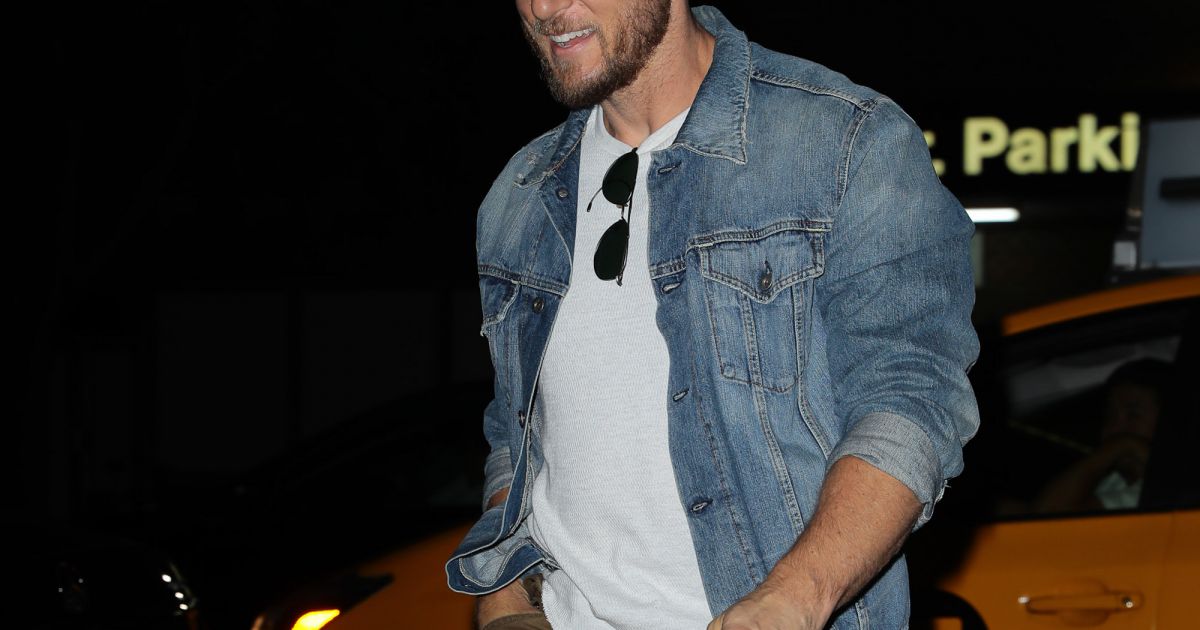 Hilary Duff et son compagnon Jason Walsh se baladent dans les rues de ...