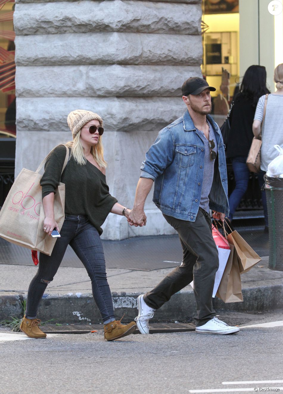 Hilary Duff et son compagnon Jason Walsh font du shopping à Manhattan ...