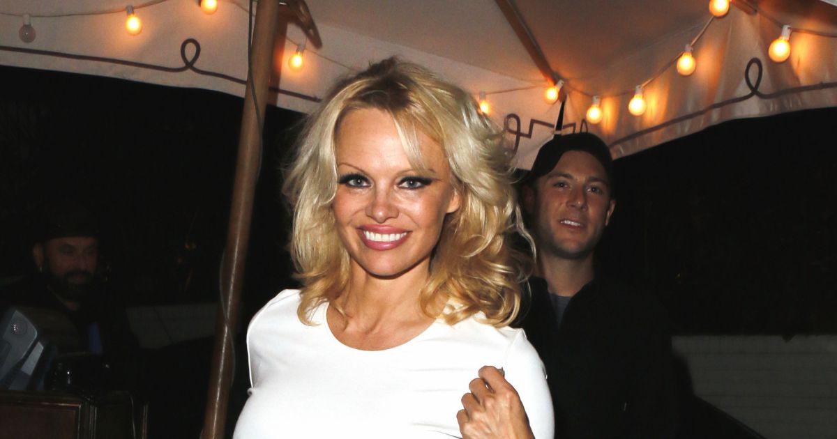 Pamela Anderson a dîné au Chateau Marmont à Los Angeles avec des amis ...
