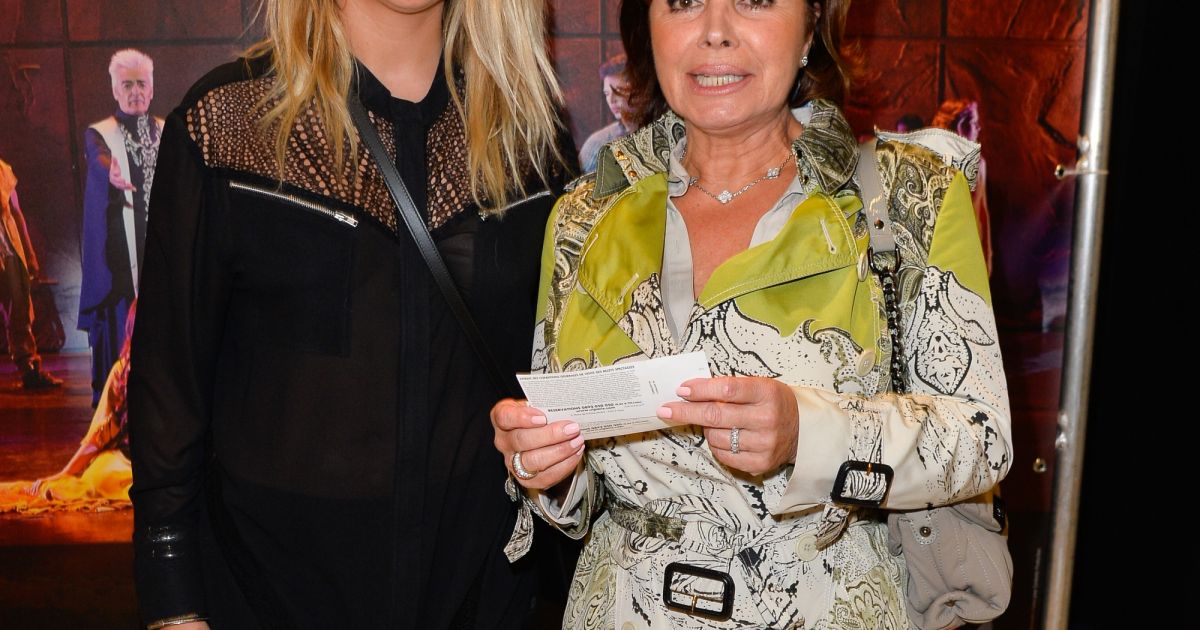 Sophie Tapie avec sa mère Dominique Tapie à la générale de la comédie ...