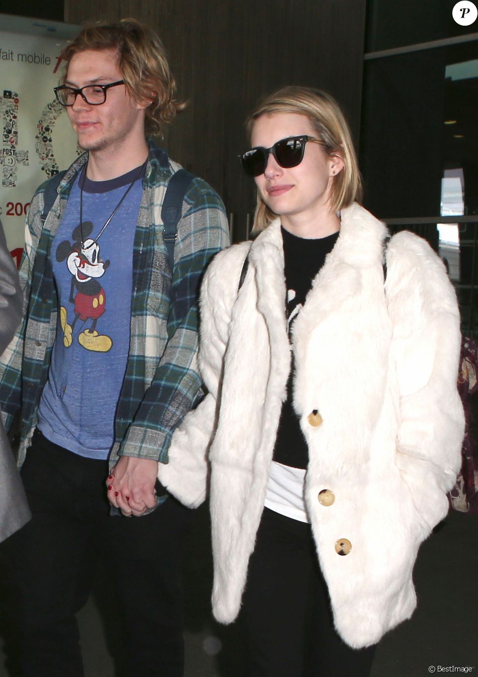 Emma Roberts et son fiancé Evan Peters arrivent à l'aéroport Roissy ...