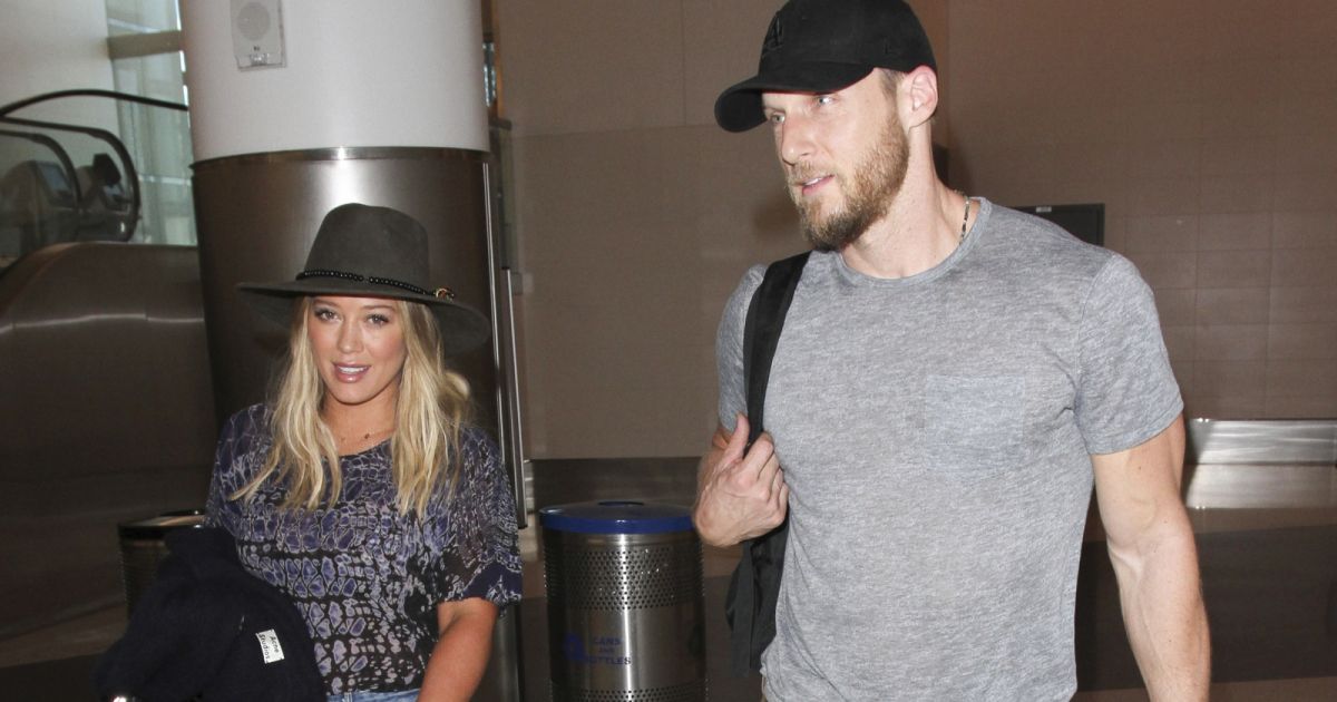 Hilary Duff et son compagnon Jason Walsh à l'aéroport Lax de Los ...