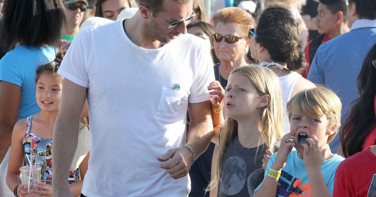Exclusif - Chris Martin et ses enfants Apple et Moses se promènent à ...