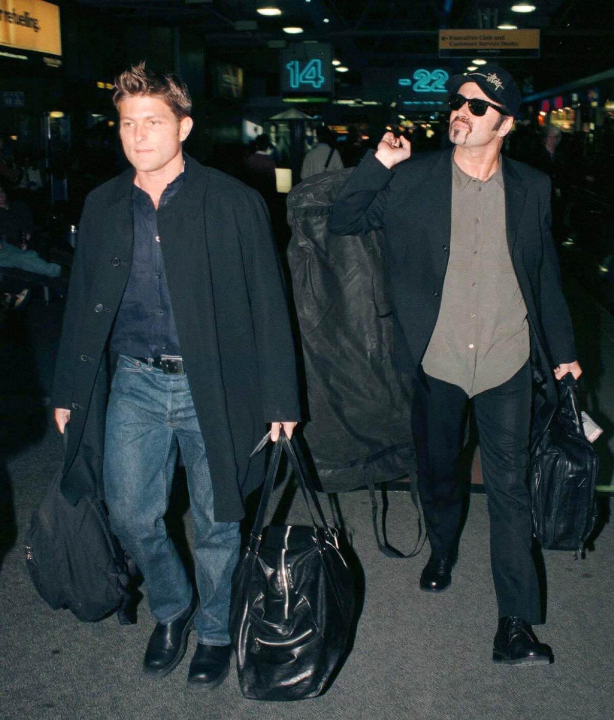 Photo : George Michael et Kenny Goss à Londres, le 20 mars 1999 ...