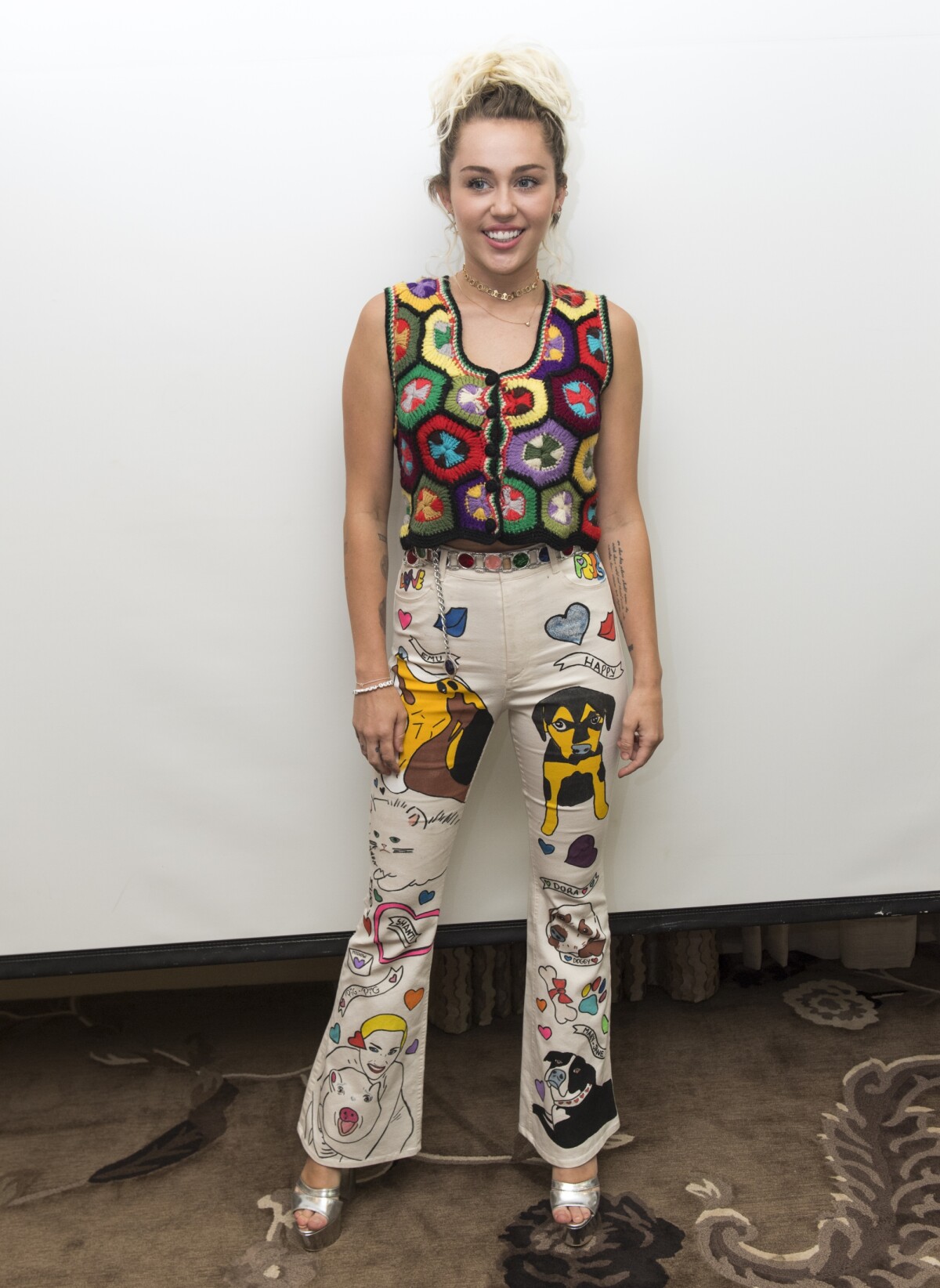 Photo : Miley Cyrus en conférence de presse pour la série tv "Crisis in ...