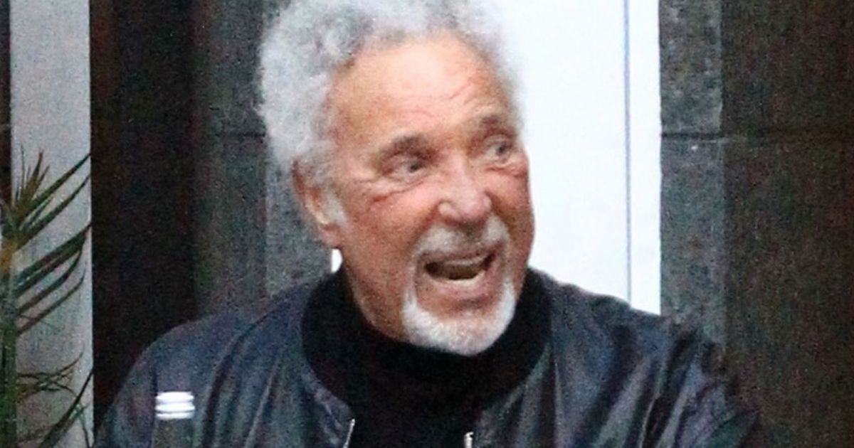 Exclusif - Tom Jones est allé diner avec des amis au restaurant Cafe ...