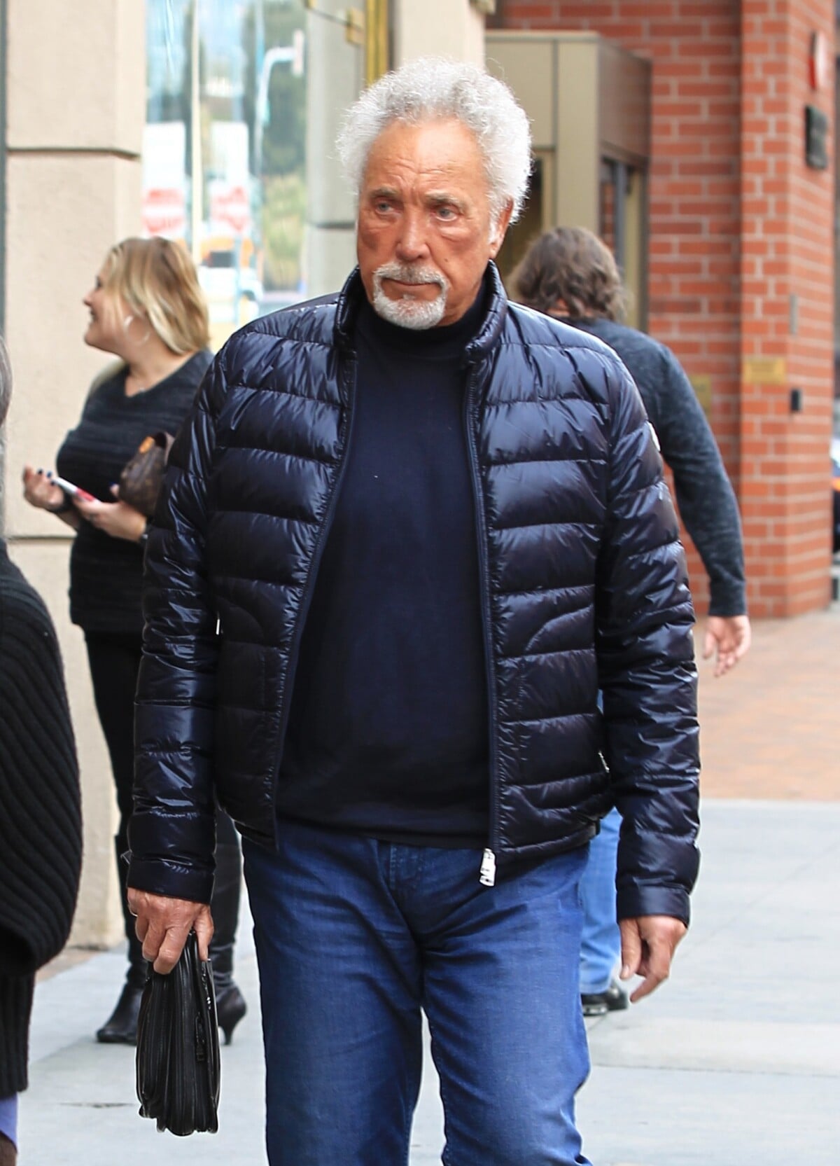 Photo : Tom Jones sort d'un cabinet médical à Beverly Hills. Los ...