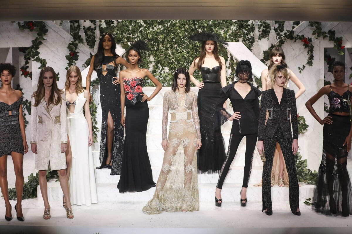 Vidéo : Défilé La Perla, collection automne-hiver 2017. New York, le 9 ...