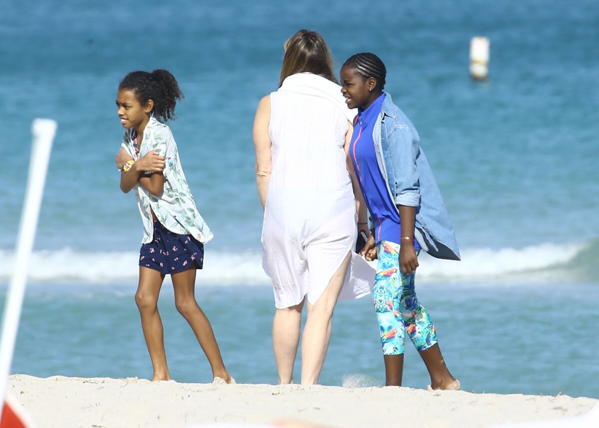 Photo : Mercy James ( veste bleue ) - Madonna regarde du balcon d'un ...