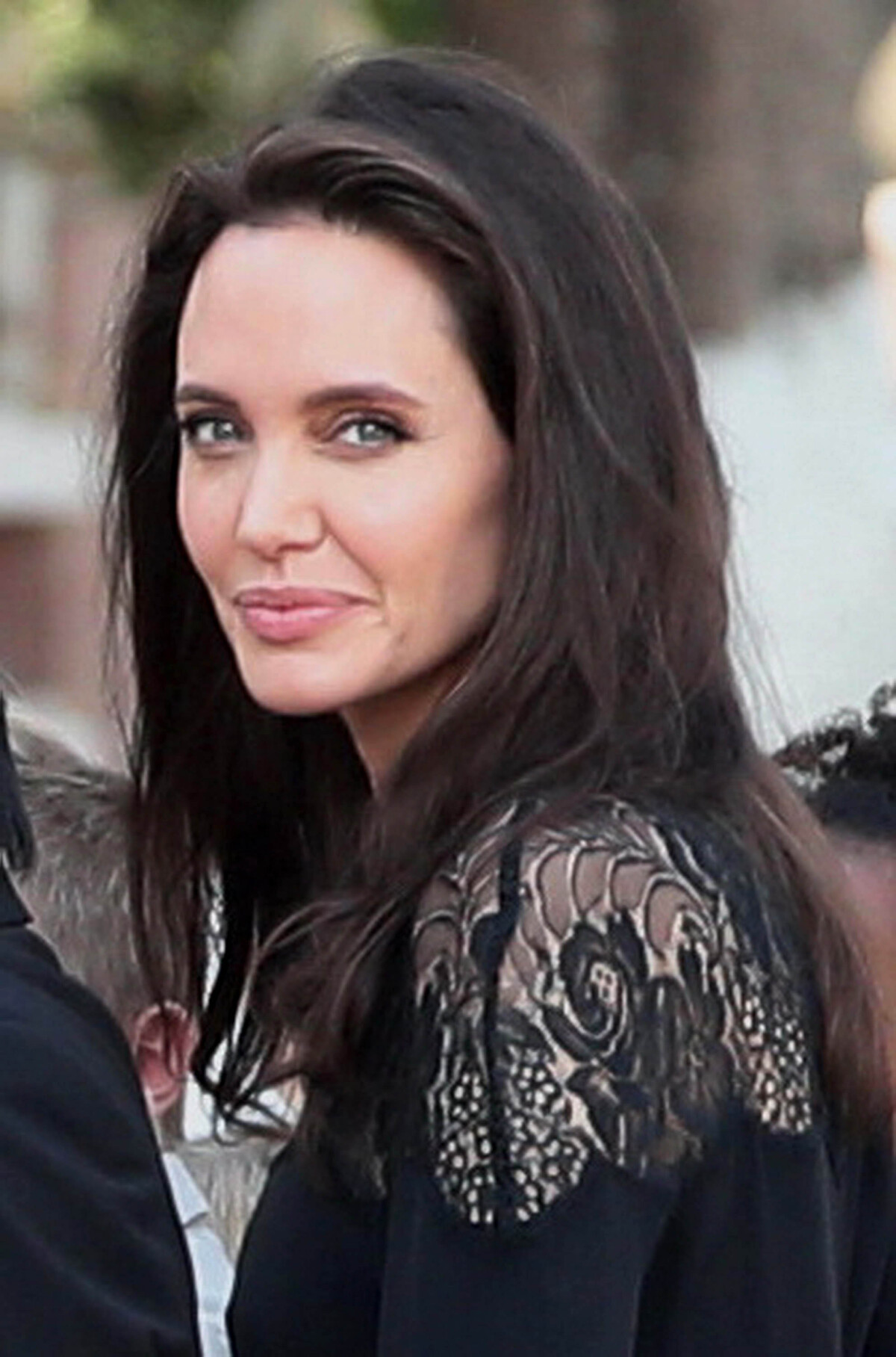 Photo : Angelina Jolie, radieuse et souriante, rend visite au roi du ... Photo : Angelina Jolie, radieuse et souriante, rend visite au roi du ...