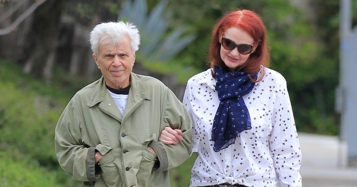 Robert Blake se promène avec sa compagne Pamela Hudak dans les rues de ...