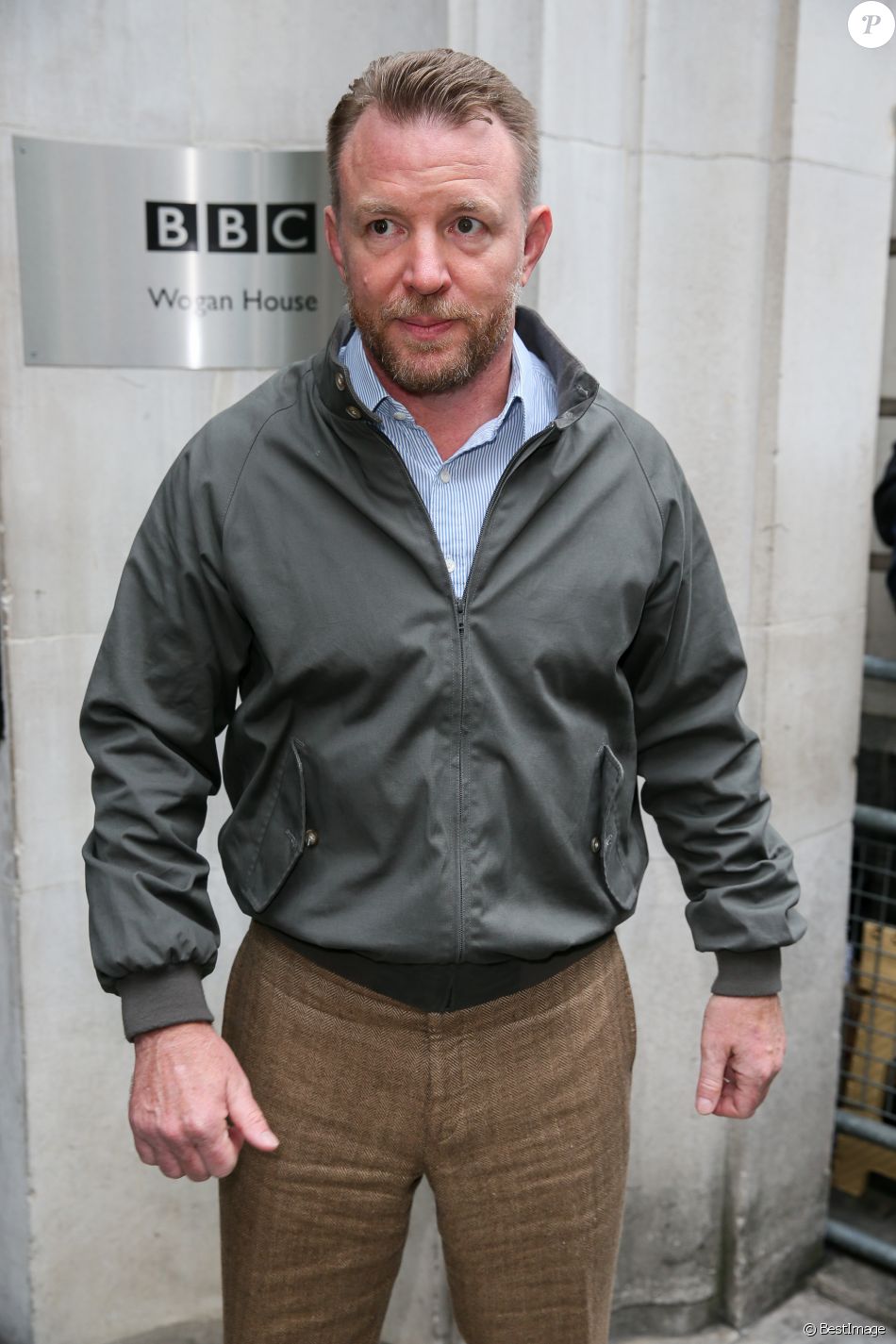 Guy Ritchie sort des studios de BBC Radio Two à Londres, le 11 mai 2017 ...