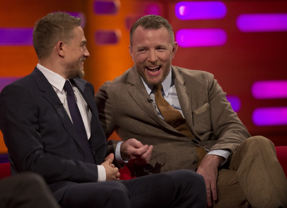 Photo : Guy Ritchie et Charlie Hunnam au Graham Norton Show, le 11 mai ...