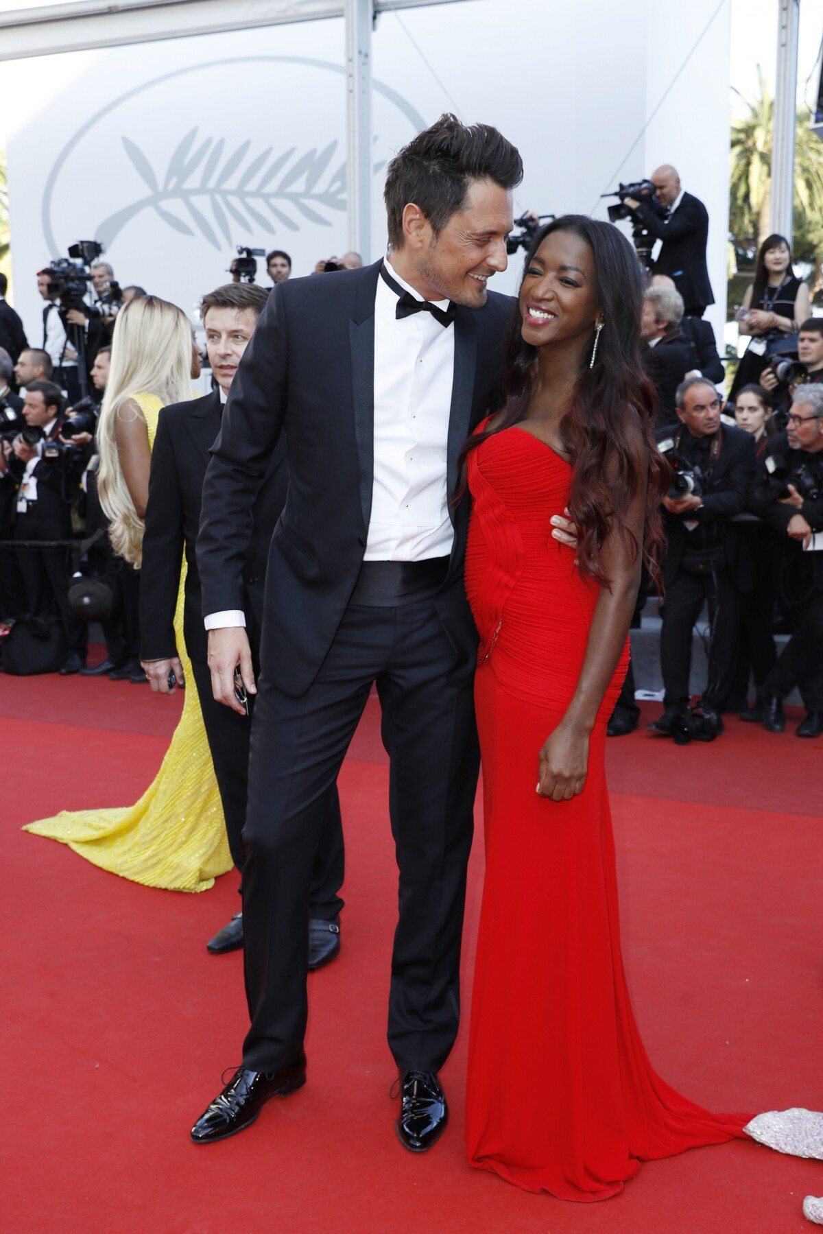Photo : Vincent Cerutti et sa compagne Hapsatou Sy - Montée des marches ...