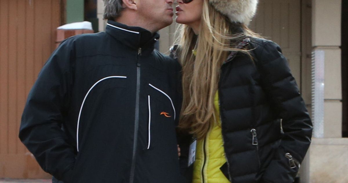 Elle Macpherson et son mari Jeffrey Soffer s'embrassent lors de leurs vacances à Aspen, le 20 ...