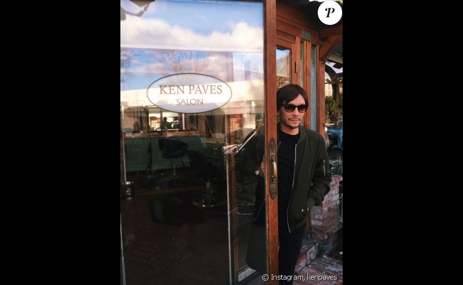 Ken Paves pose devant son salon de Los Angeles. - Purepeople