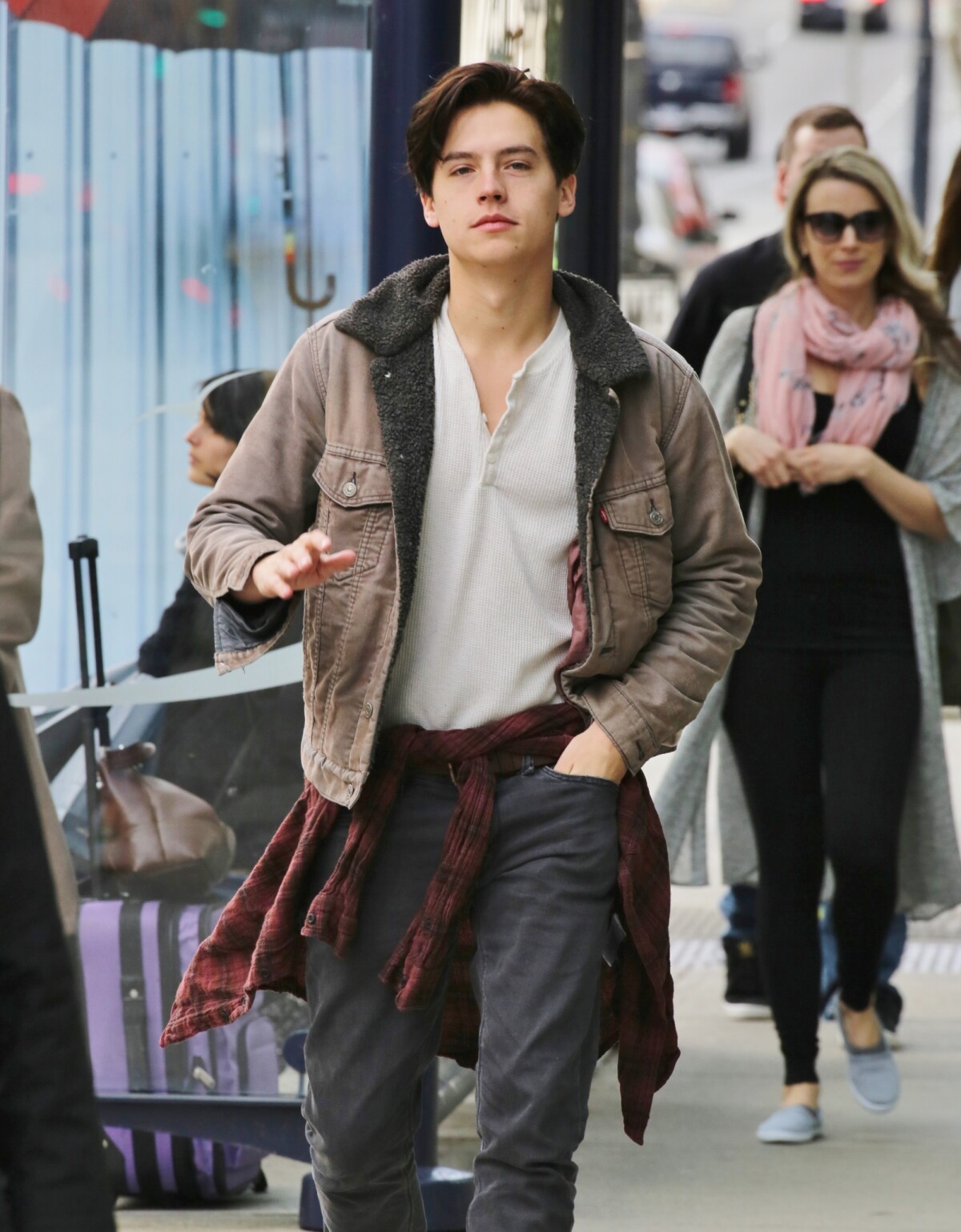 Photo : Cole Sprouse salue et parle avec ses fans à Vancouver Le 19 ...