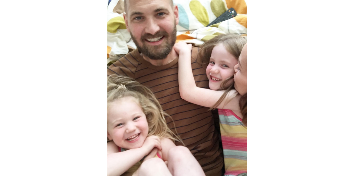 Photo : Ross Blair, Holly Matthews avec leurs filles Brooke (6 ans) et ...