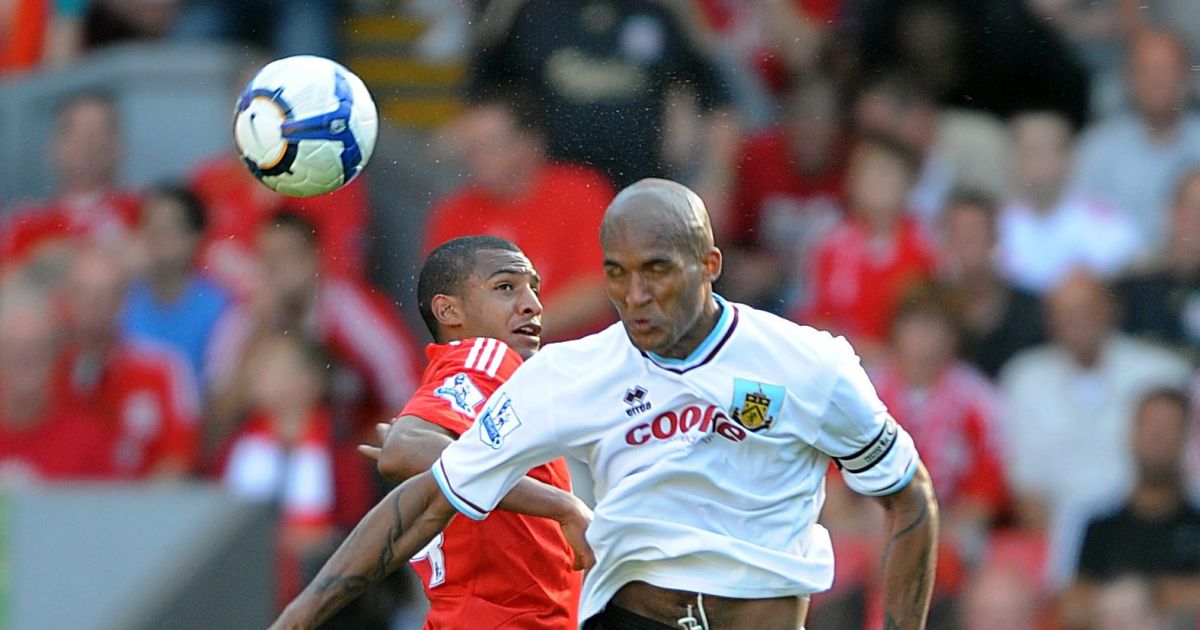 David Ngog au duel avec Clarke Carlisle à Liverpool, le 12 septembre ...