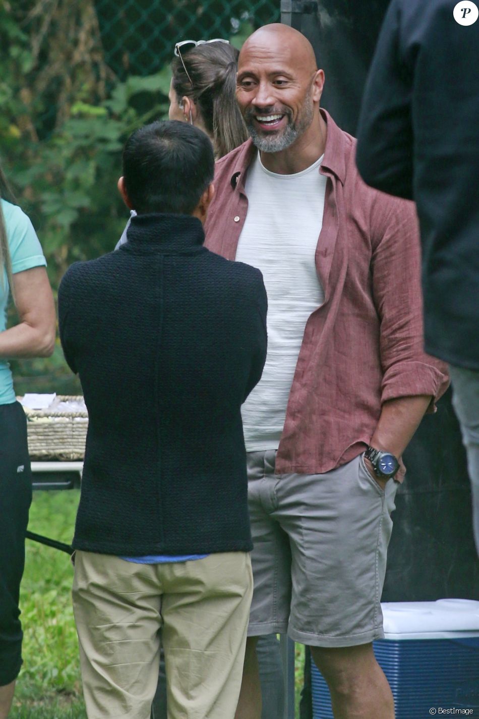 Exclusif - Dwayne Johnson salue ses fans à la sortie de l'Université de ...
