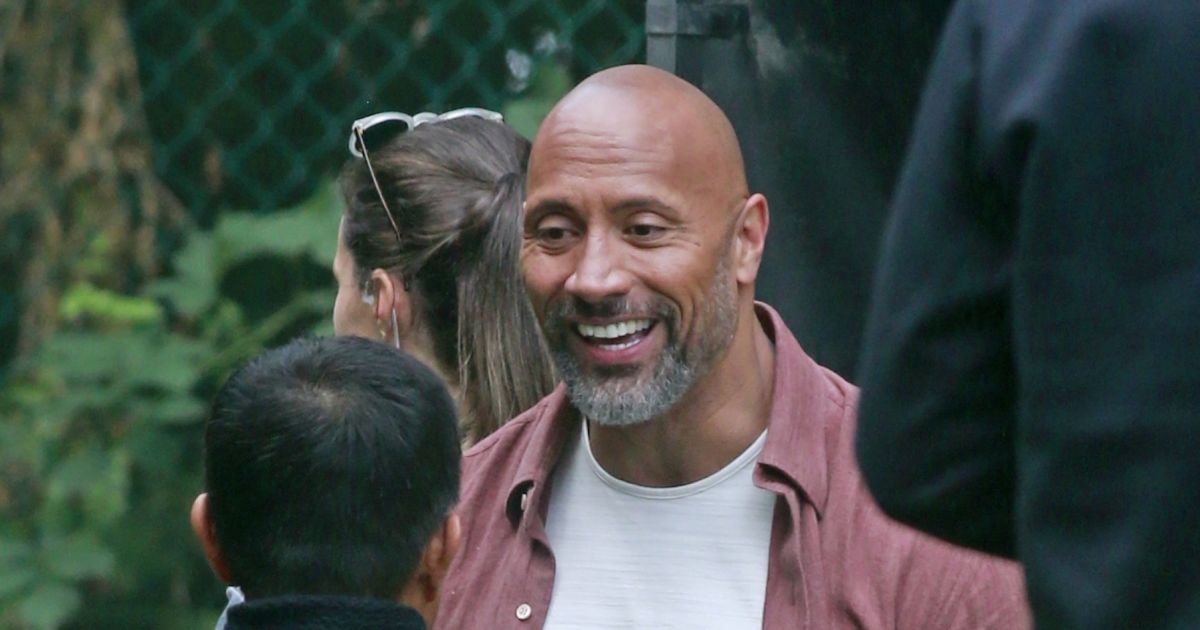 Exclusif - Dwayne Johnson salue ses fans à la sortie de l'Université de ...