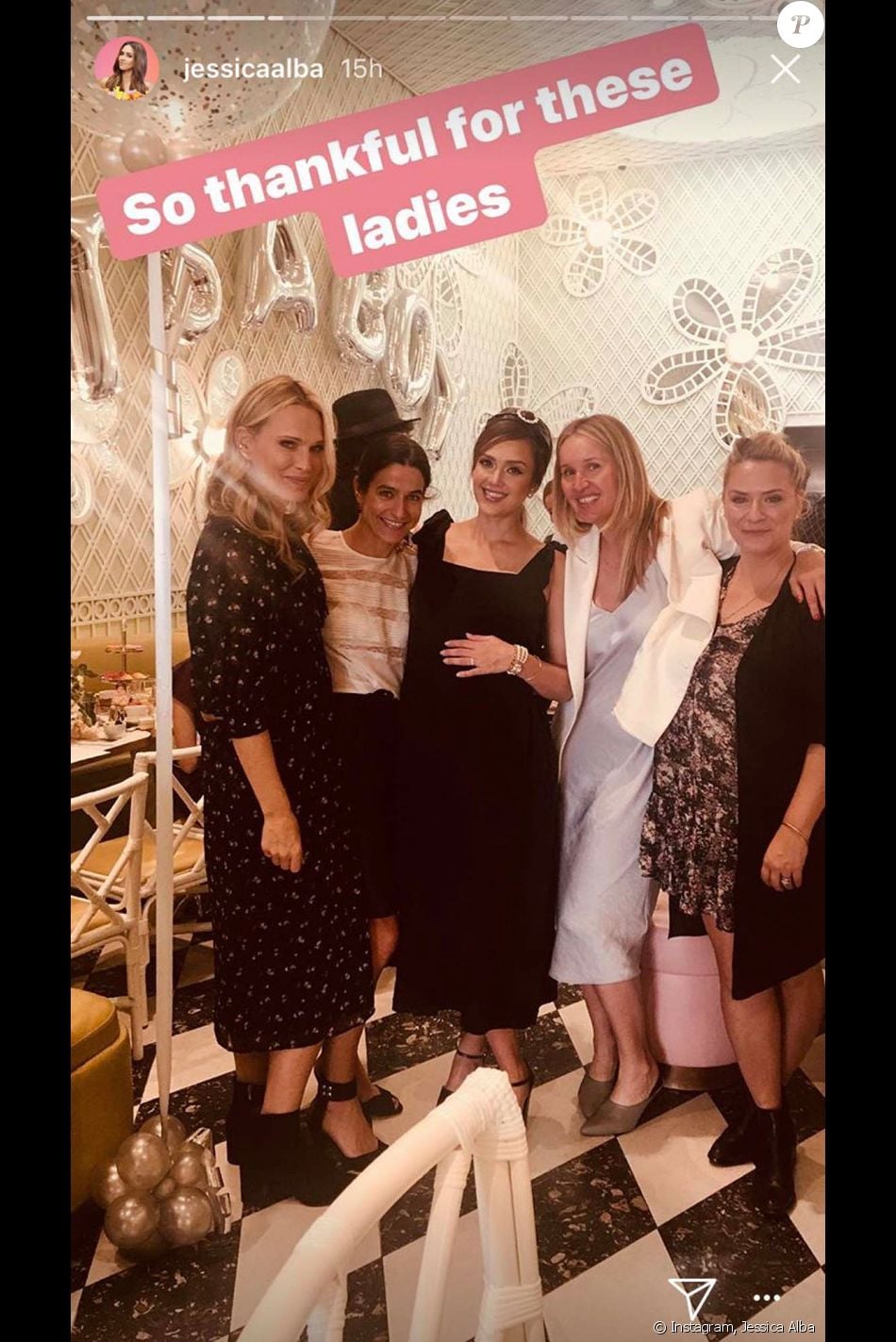 Jessica Alba pose avec Molly Sims et ses amies lors de sa baby shower ...