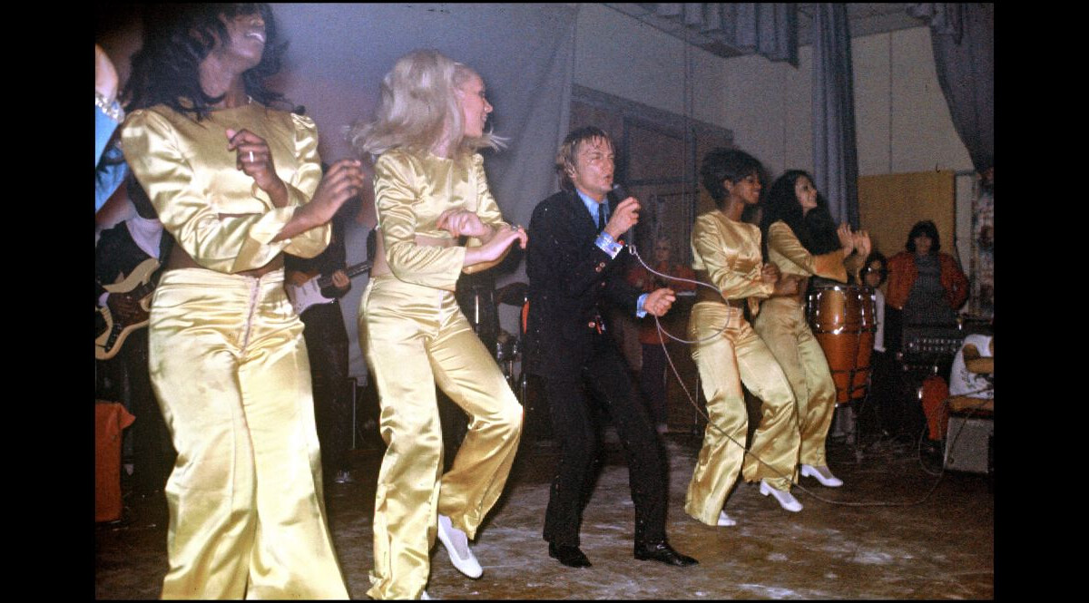 Photo : Photo non datée de Claude François et ses Clodettes sur scène ...