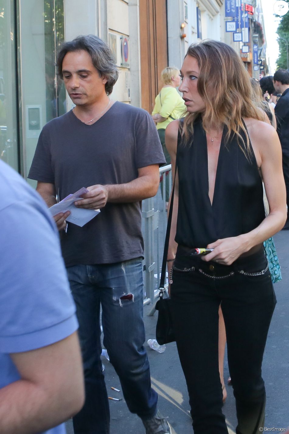 Exclusif - Laura Smet et son compagnon Raphaël - Arrivée des people au ...