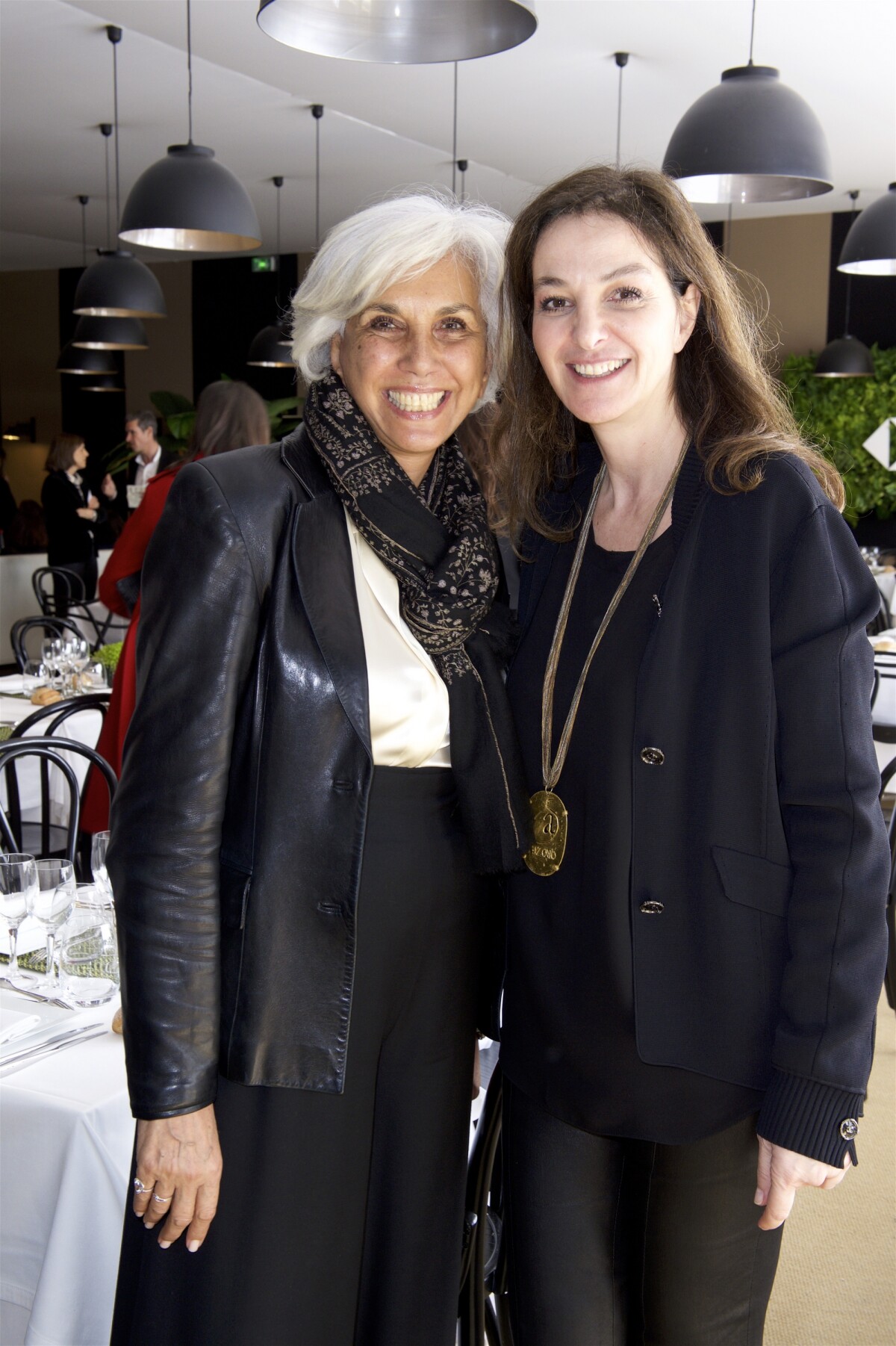 Photo : Exclusif - Linda Pinto et Péri Cochin au PAD (Paris Art ...
