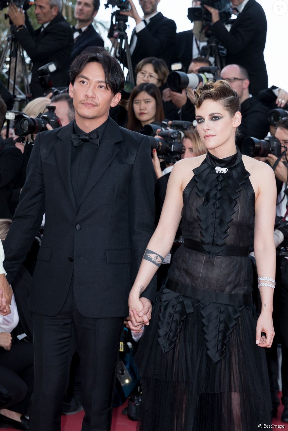 Chen Chang, Kristen Stewart - Montée des marches du film Everybody ...