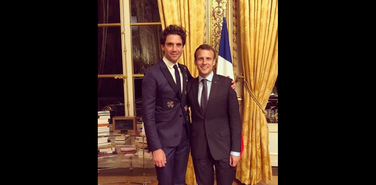 Photo : Mika posant avec Emmanuel Macron lors d'un dîner organisé à l ...