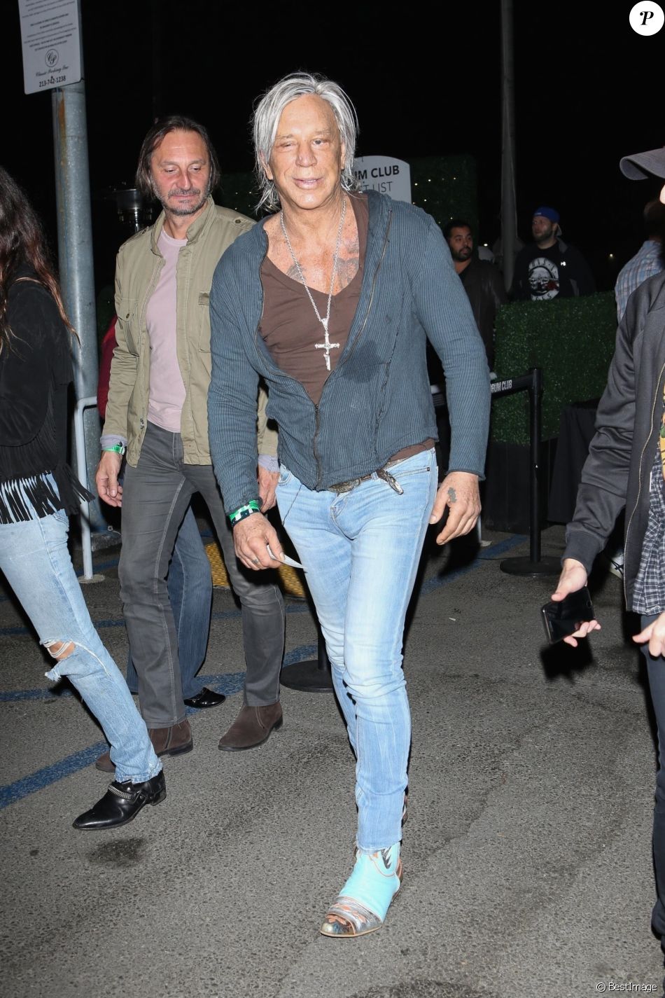 Exclusif - Mickey Rourke est allé voir le concert de Guns N Roses avec ...