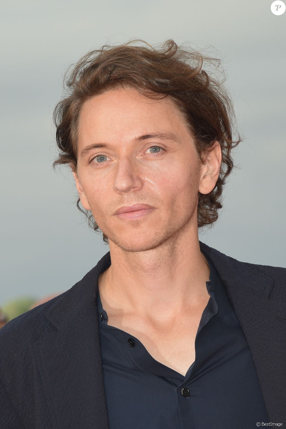 Le chanteur Raphaël - Photocall sur le tapis rouge du festival du film ...