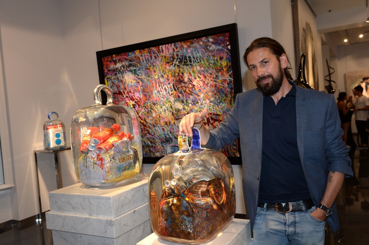 Photo : Fred Allard devant ses oeuvres lors de l'inauguration de la galerie Bartoux à Paris le ...