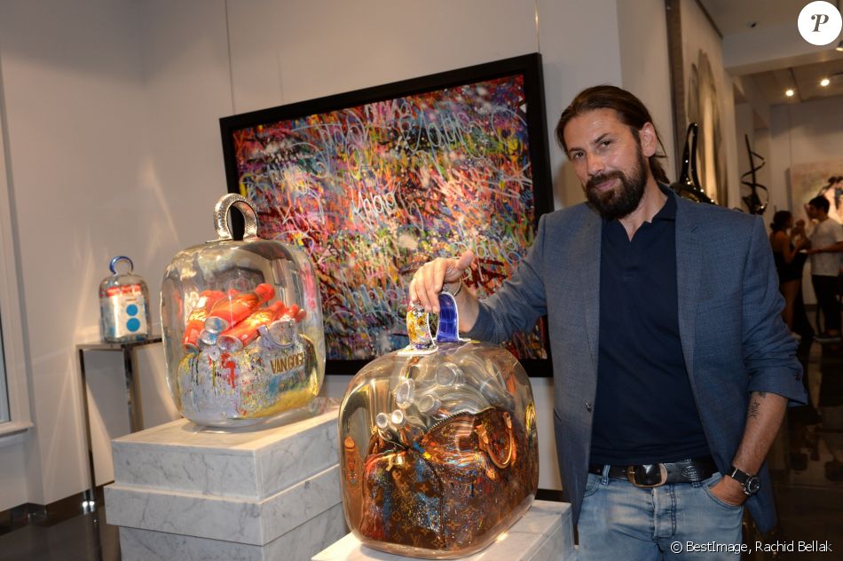 Fred Allard devant ses oeuvres lors de l'inauguration de la galerie ...