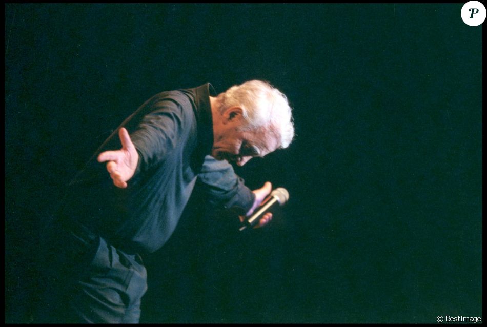 Charles Aznavour en concert à Beyrouth en 2001. - Purepeople
