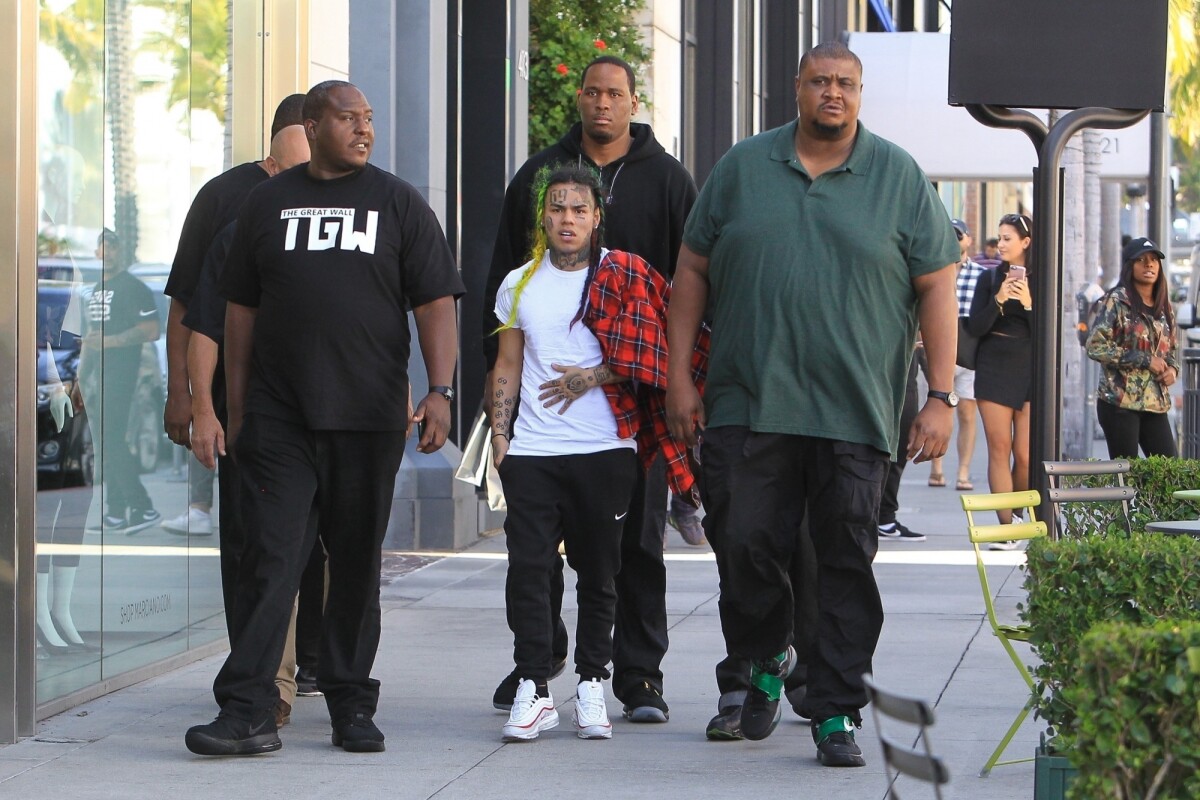 Photo : Le rappeur 6ix9ine (Tekashi 69) en virée shopping sur Rodeo ...